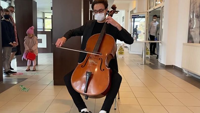 Un violoncelist moldovean, filmat cum cântă la o secţie de vot din ...