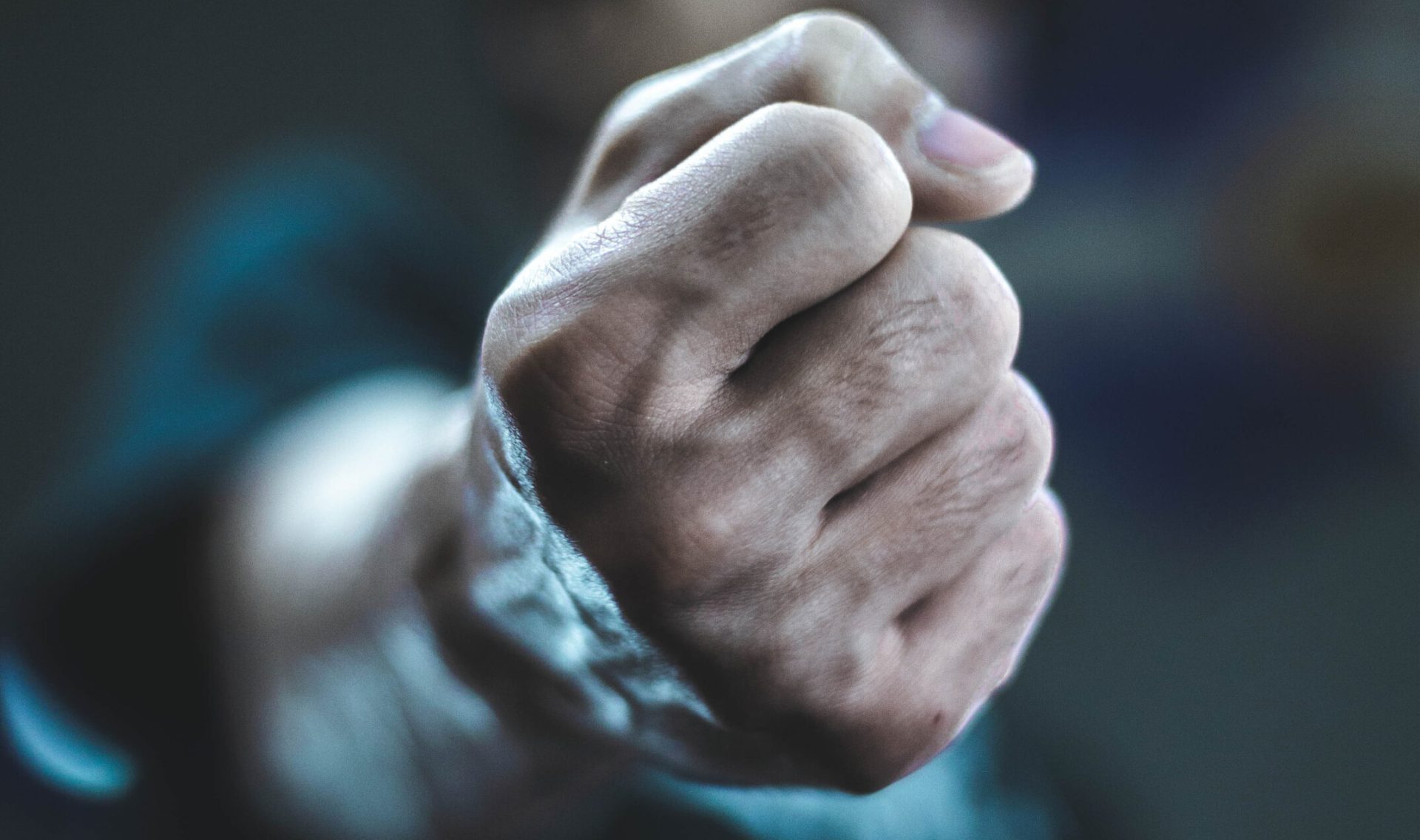 Trei tineri reținuți după ce au agresat, șantajat și sechestrat un ...