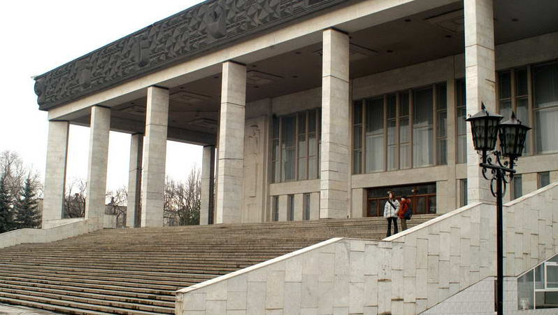 Teatrul de Operă și Balet „Maria Bieșu” inundat de ploile torențiale ...